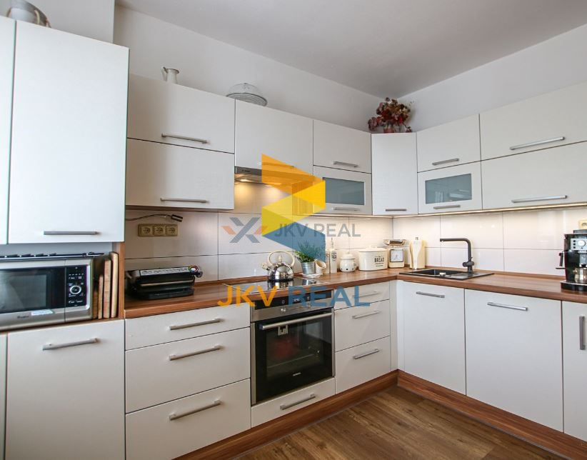 NA PREDAJ PRÍJEMNÝ 3-IZB.BYT, KARLOVA VES, 218900 EUR | JKV REAL