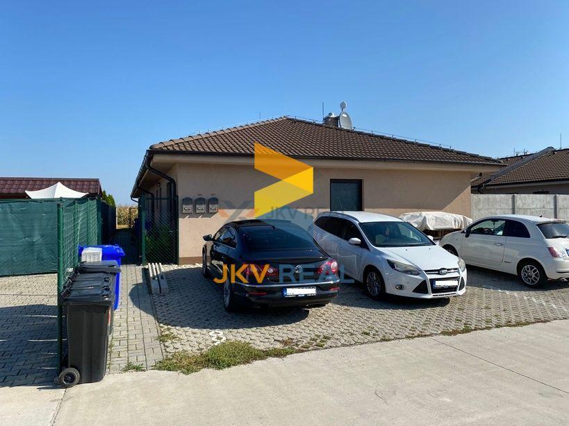 PREDAJ PEKNÝ DOM SO SLNEČNOU ZÁHRADOU V OBCI MACOV | JKV REAL